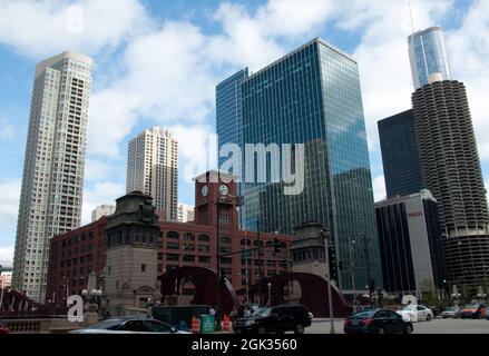 Street scene with Skyscrapers, including Marina City, Chicago, Illinois ...