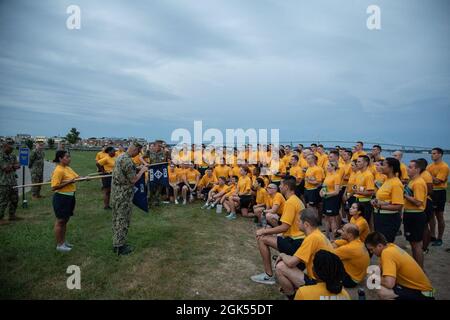 Senior Chief Aviation Electronics Mate Hubbard Gravlee, a Recruit ...