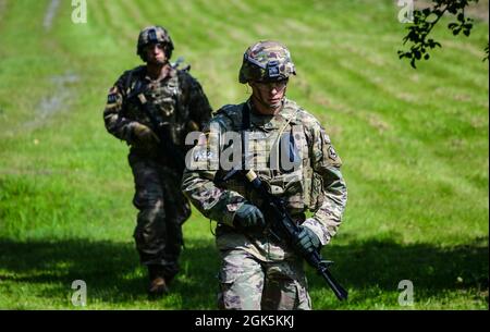 U.S. Army Soldiers from the 66th Military Intelligence Brigade load ...