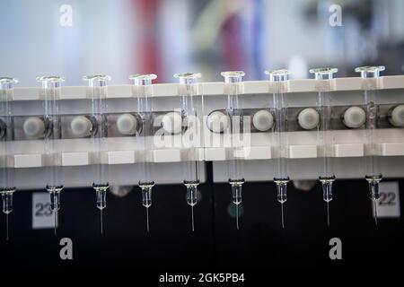 Pharmaceutical industry, automatic filling of injectable syringes (pre ...