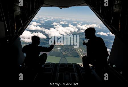 Loadmasters assigned to 352d Special Operations Wing conduct training ...