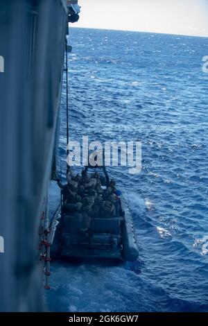 USS Pearl Harbor LSD-52 Crest Stock Photo - Alamy