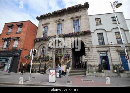 Ireland, Dublin, the Merchant's Arch Pub entrance in the Temple Bar ...
