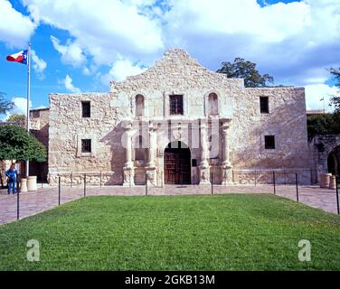 Sunny view of The Alamo at Texas Stock Photo - Alamy