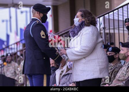 Kim Winski, wife of the outgoing commanding general of the 101st ...