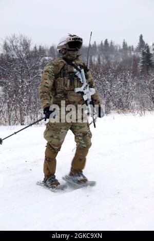 Soldier from 4th Brigade Combat Team, 25th Infantry Division test IVAS ...