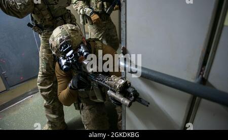 Naval special operations forces from the Greek Underwater Demolition ...