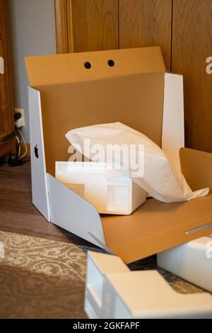 an empty box after unpacking Stock Photo - Alamy