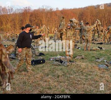 An air assault instructor with the Army National Guard Warrior Training ...
