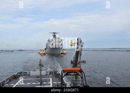 Military Sealift Command’s fleet ocean tug USNS Apache (T-ATF 172 ...