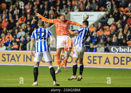 Gary Madine #14 of Blackpool heads on goal Stock Photo - Alamy