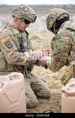 Sgt. Phillip Burson 79th EOD Bn., 752nd EOD Company prepares sealant to ...