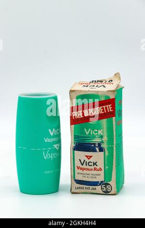 Vicks vapour rub plastic inhaler vapourette and 1960s cardboard ...