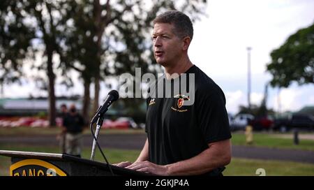 25th Infantry Division Maj. Gen. Ronald Clark talks with Lt. Col ...