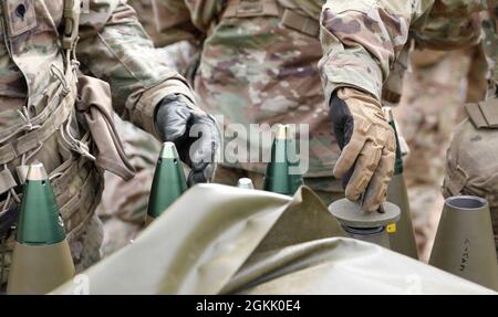 Soldiers loading artillery shells during World War One Stock Photo - Alamy