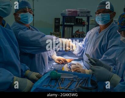 U.S. Army Lt. Col. Jesse Moskowitz, left, a general surgeon with the ...
