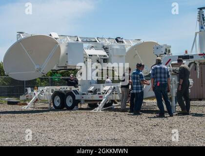 Joint Threat Emitter (JTE) system program office members test a JTE ...