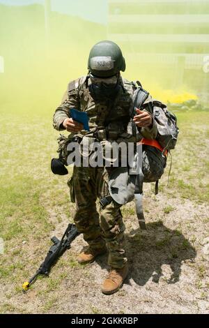 A U.S. Army Expert Field Medical Badge (EFMB) candidate, conducts EFMB ...