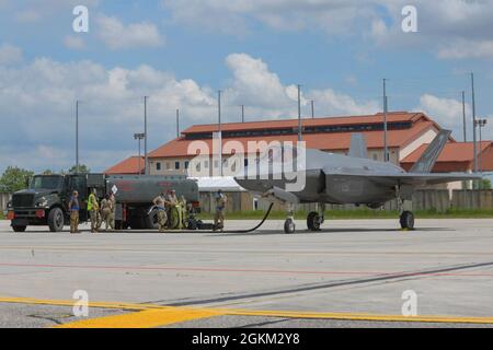 Italian Air Force F-35A taking off Stock Photo - Alamy