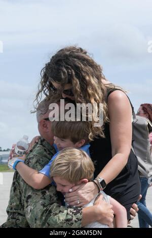 Family members reunite with Coast Guard Cutter Waesche (WMSL 751 ...
