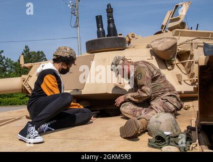 Soldiers assigned to the 1st Battalion, 252nd Armor Regiment, 30 ...