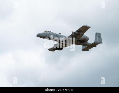 Members of Air Force 354th Fighter Squadron and 355 OSS controllers ...