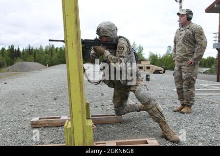 Staff Sgt. Timothy Iott, 59th Signal Battalion, does the hand-release ...