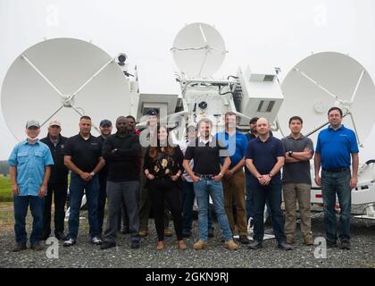 Joint Threat Emitter (JTE) system program office members test a JTE ...