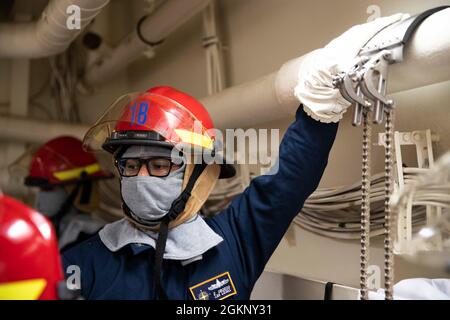 US Navy Legalman 2nd Class dons her Self-Contained Breathing Apparatus ...