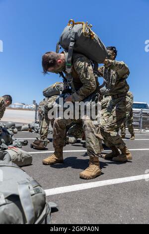 U.S. Marines and Soldiers attending the U.S. Army Armor Basic Officer ...