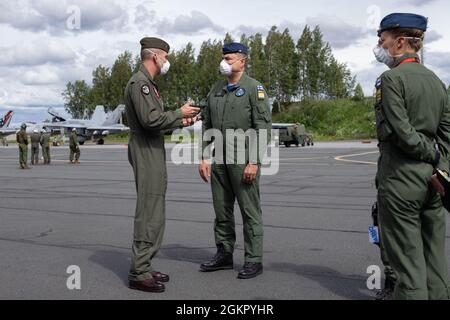Finnish Air Force Lt. Col. Inka Niskanen, commanding officer of Fighter ...