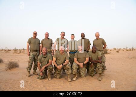 THE FIGHTER, front, from left: Mark Wahlberg, Christian Bale, 2010. ph ...
