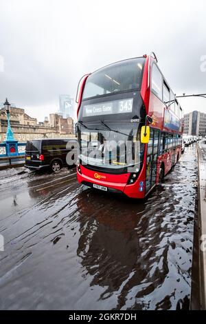 A bus navigates through the flooding on Tower Bridge Stock Photo - Alamy