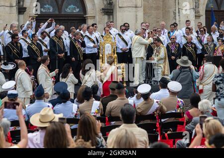 The 2021 El Rey Feo, Thomas Aguillon, crowns Augie Cortez as the 2022 ...