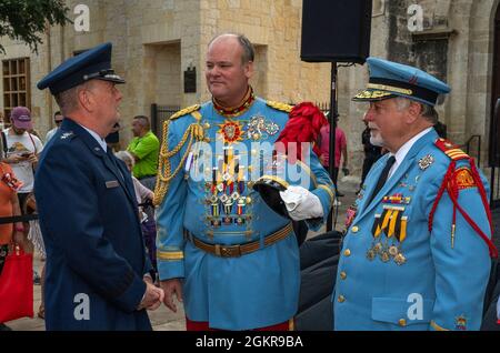 The 2021 El Rey Feo, Thomas Aguillon, crowns Augie Cortez as the 2022 ...