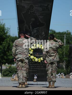 U.S Army Maj. Gen. JP McGee, right, commanding general, 101st Airborne ...