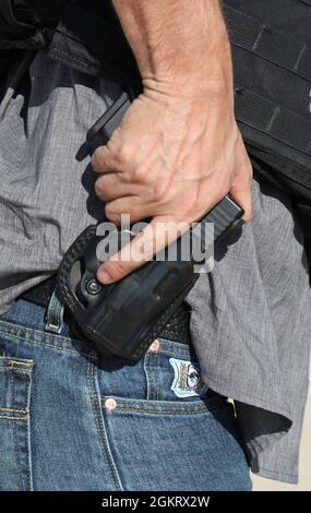 A Border Patrol agent detailed to Homeland Security Investigations ...