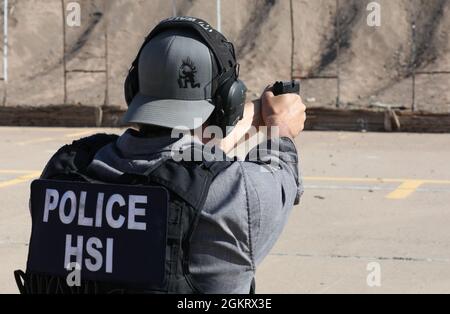 A Border Patrol agent detailed to Homeland Security Investigations ...