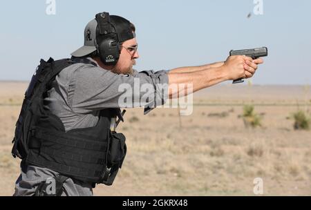 A Border Patrol agent shoots an M-16 rifle during weapon qualifications ...