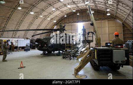 Soldiers of Bravo Company, 640th Aviation Support Battalion, prepare a ...
