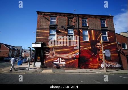 Steven Gerrard mural painted on house wall, Liverpool FC street art ...