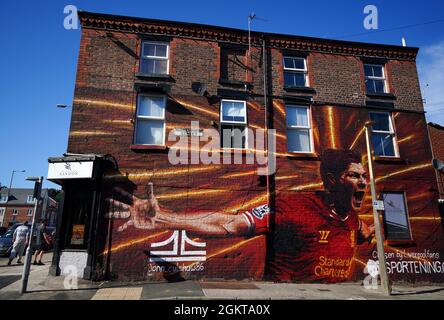 Steven Gerrard mural painted on house wall, Liverpool FC street art ...