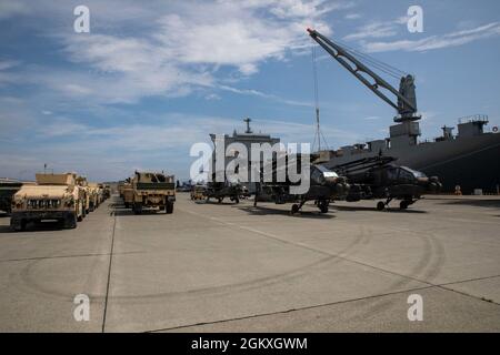 Personnel with the 836th Transport Battalion, Surface Deployment and ...