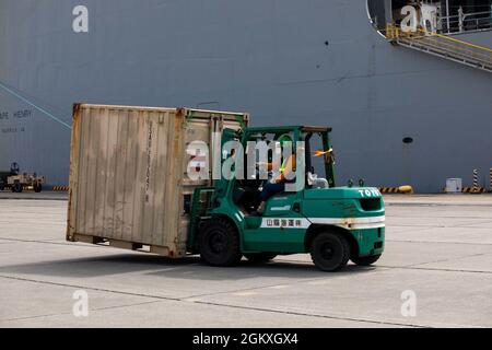 Personnel with the 836th Transport Battalion, Surface Deployment and ...
