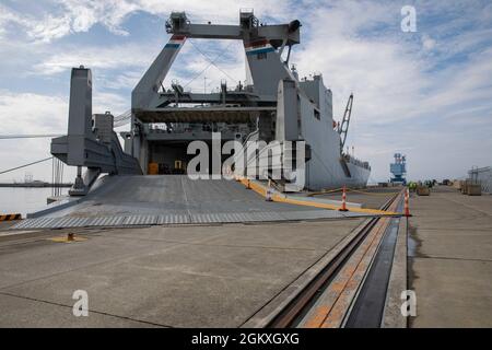 Personnel with the 836th Transport Battalion, Surface Deployment and ...
