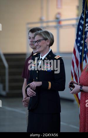 Army Lt. Col. Carla Raisler introduces the newly commissioned officers ...