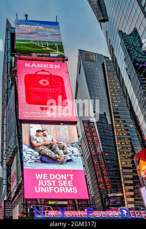 Ernst & Young building at 5 Times Square, Manhattan, New York City, USA ...