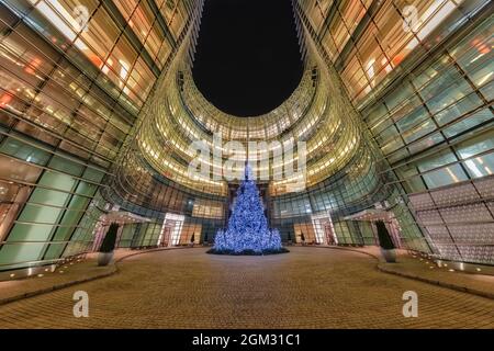 Bloomberg Tower Christmas NYC- View to the glass architecture of the ...