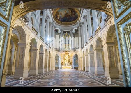 VERSAILLES, FRANCE - APRIL 08 2018: The Hall of Mirrors (Galerie des ...