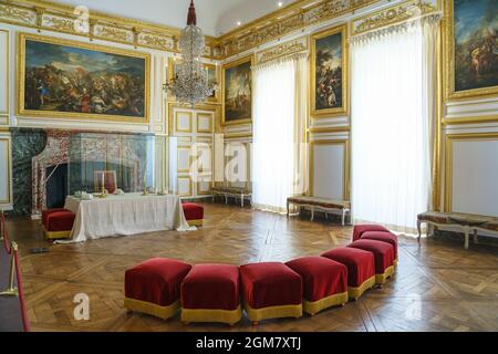 VERSAILLES, FRANCE - APRIL 08 2018: The Hall of Mirrors (Galerie des ...